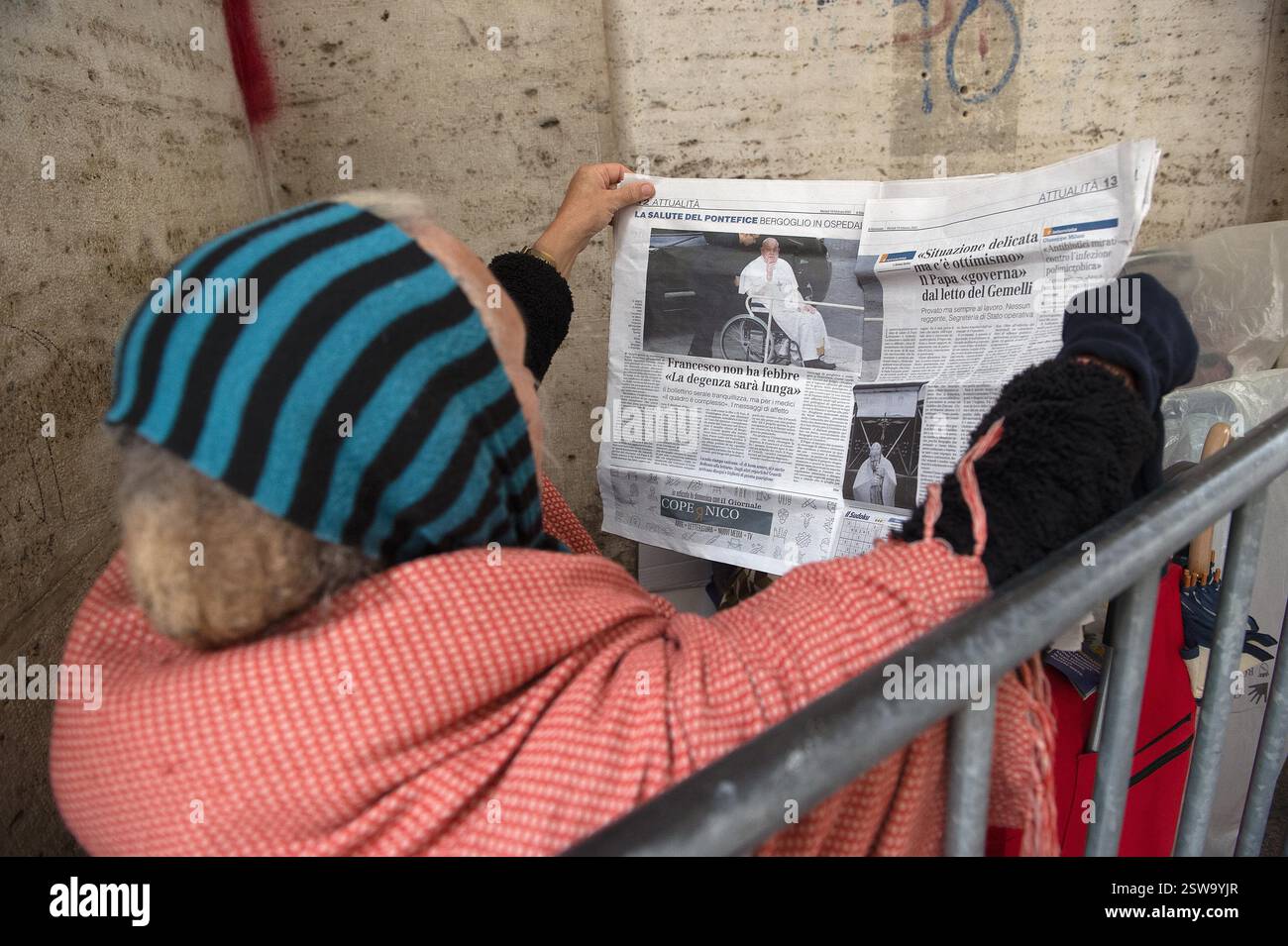 **NO LIBRI** Italy, Rome, Vatican, 2025/2/20 A homeless woman reads a ...