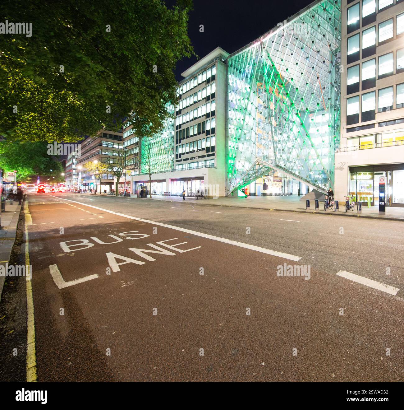 Night view of a bus lane on Baker street in London, England Stock Photo ...