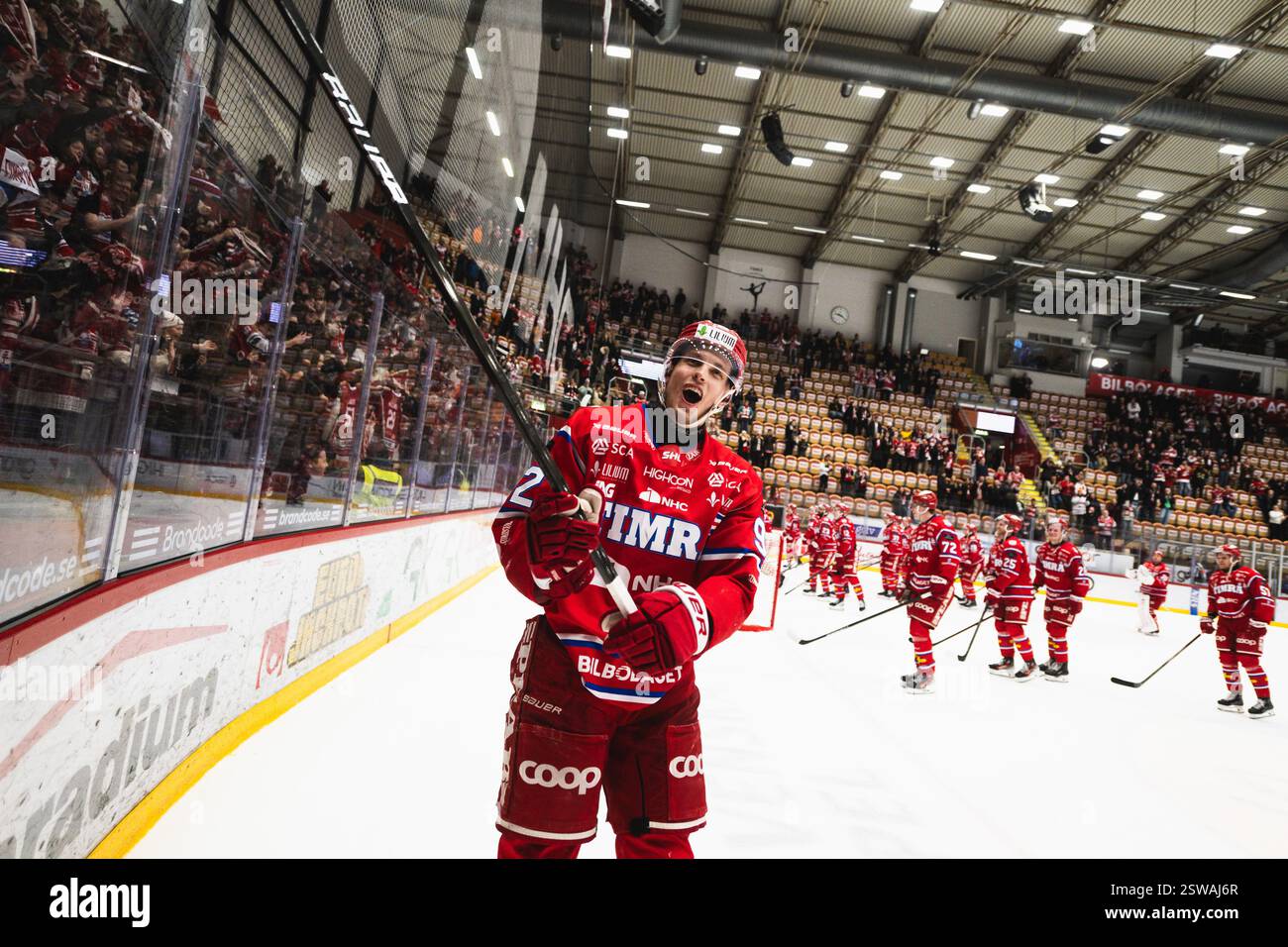 250220 Timrås Anton Lundmark jublar efter ishockeymatchen i SHL mellan ...