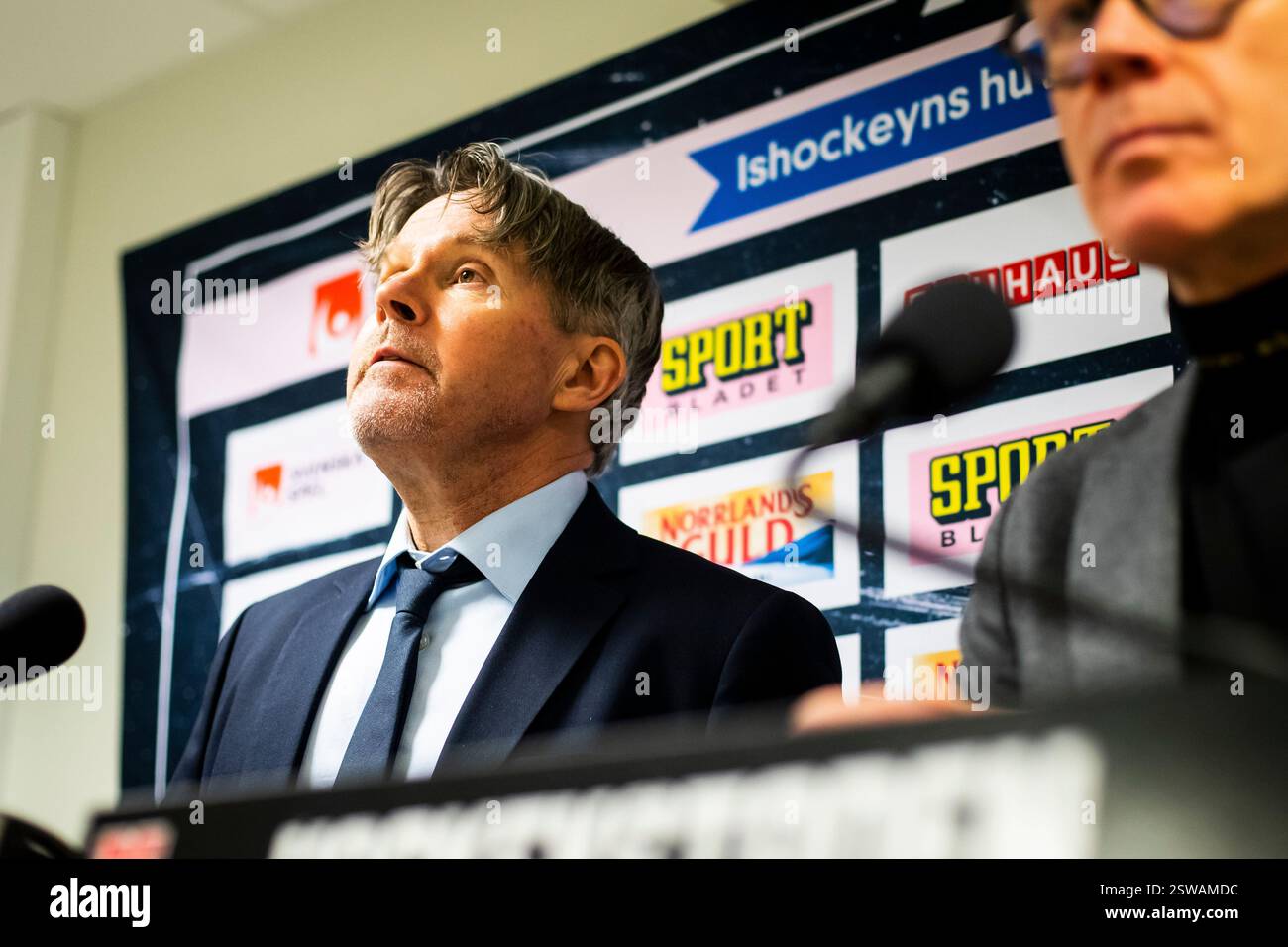 250220 Linköpings tränare Anders Karlsson deppar på presskonferensen ...