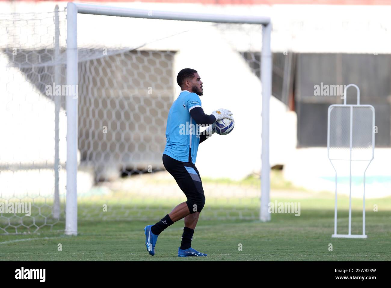 PE - RECIFE - 02/20/2025 - SANTA CRUZ, TRAINING - Santa Cruz goalkeeper ...