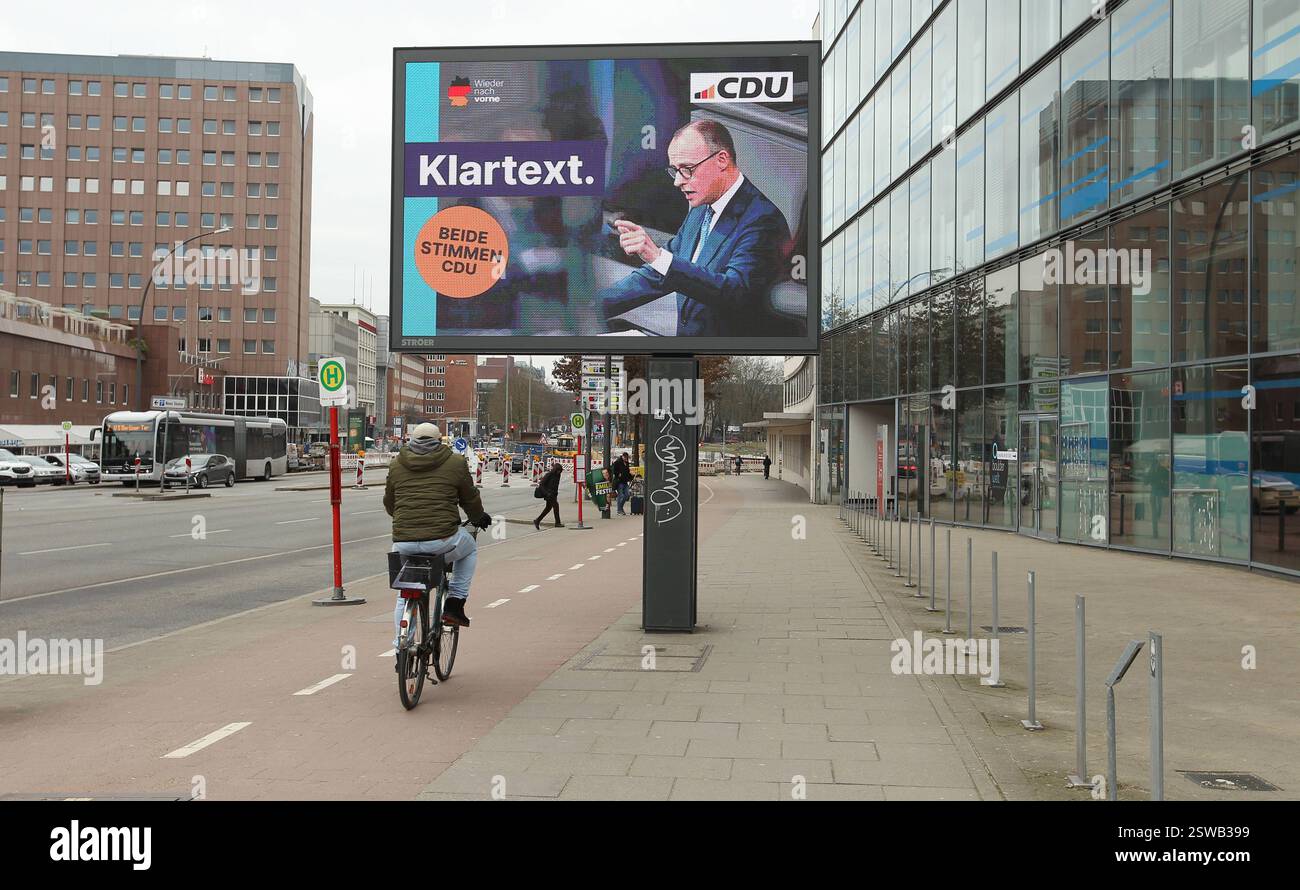 Auf einer digitalen Werbetafel von JCDecaux wirbt die Partei CDU mit dem Konterfei von Friedrich ...