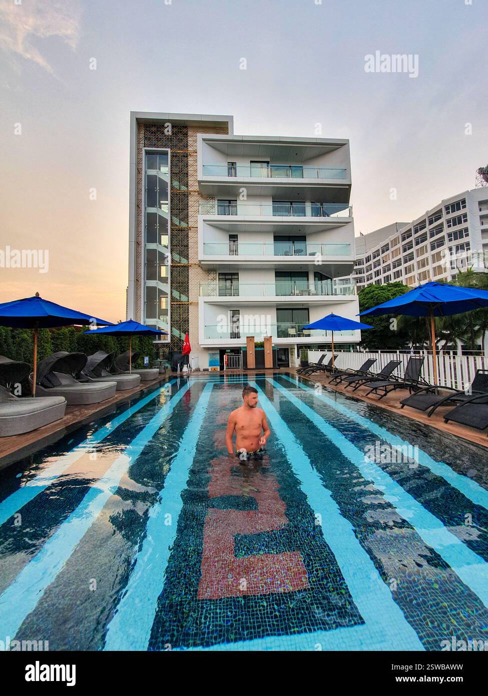Pool im resort hi-res stock photography and images - Alamy