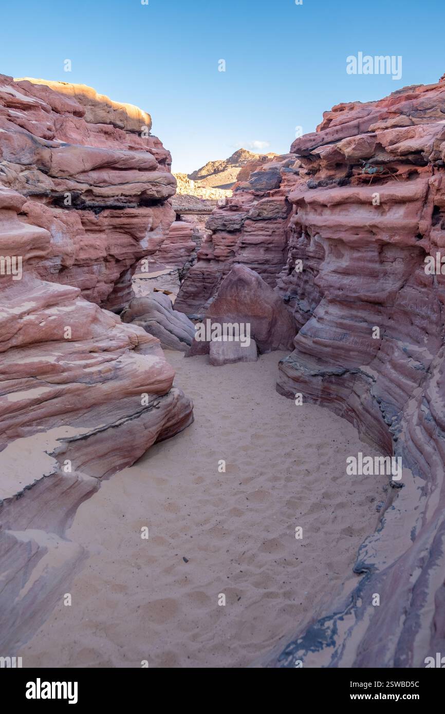 Exploring Tsvetnoy Canyon in Egypt reveals breathtaking rock formations ...