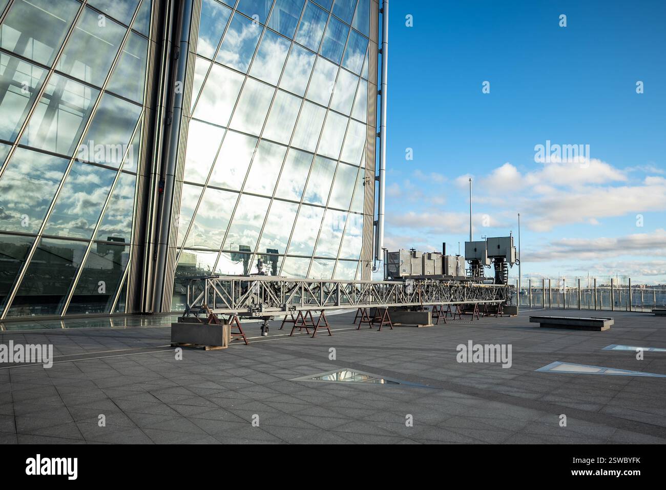 Facade cleaning device for skyscraper glass walls. Automated window ...