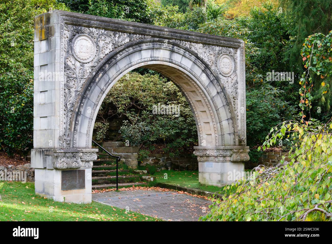 The Royal Tasmanian Botanical Gardens Anniversary Arch that ...