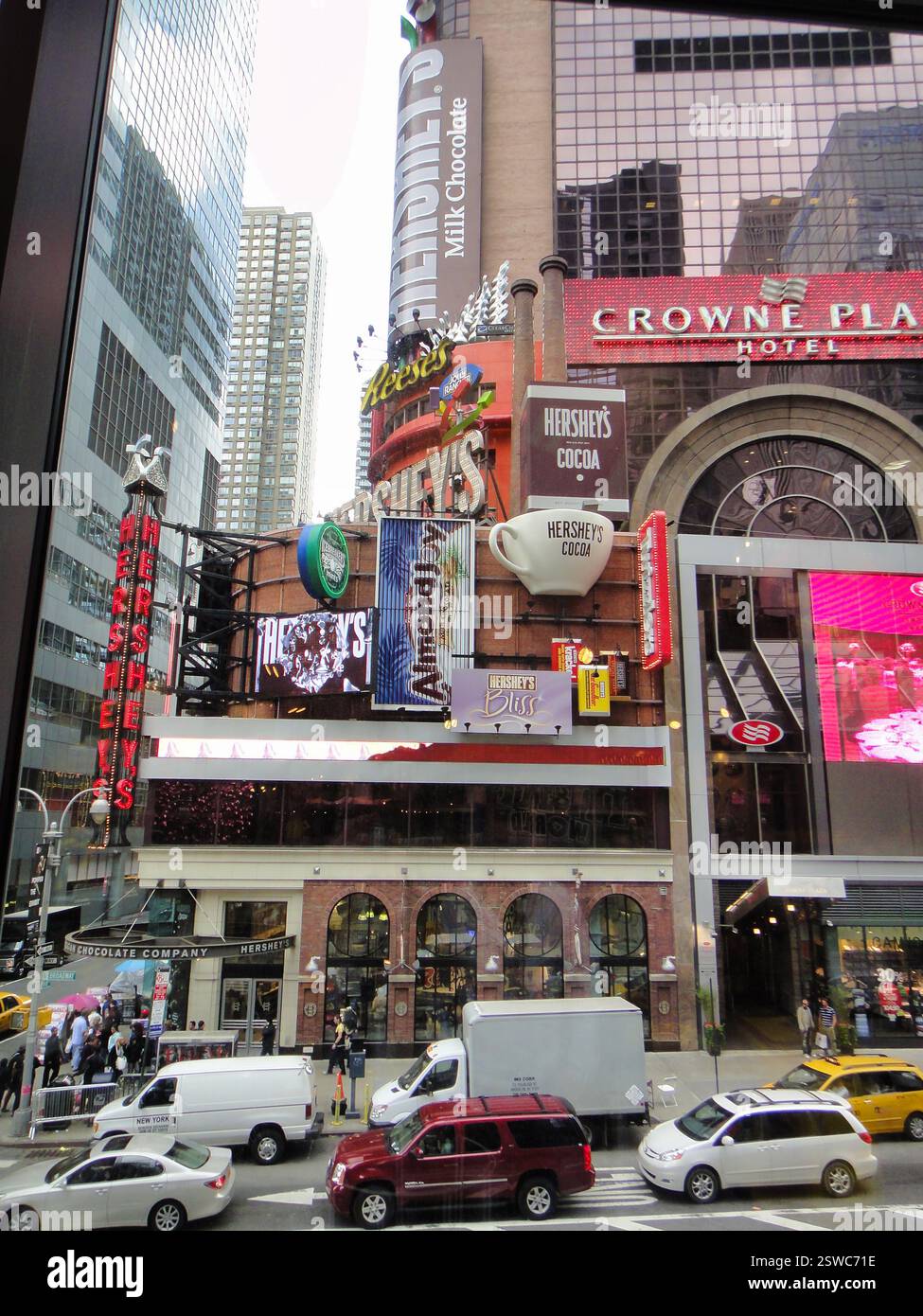 Busy urban plaza bustling hi-res stock photography and images - Alamy