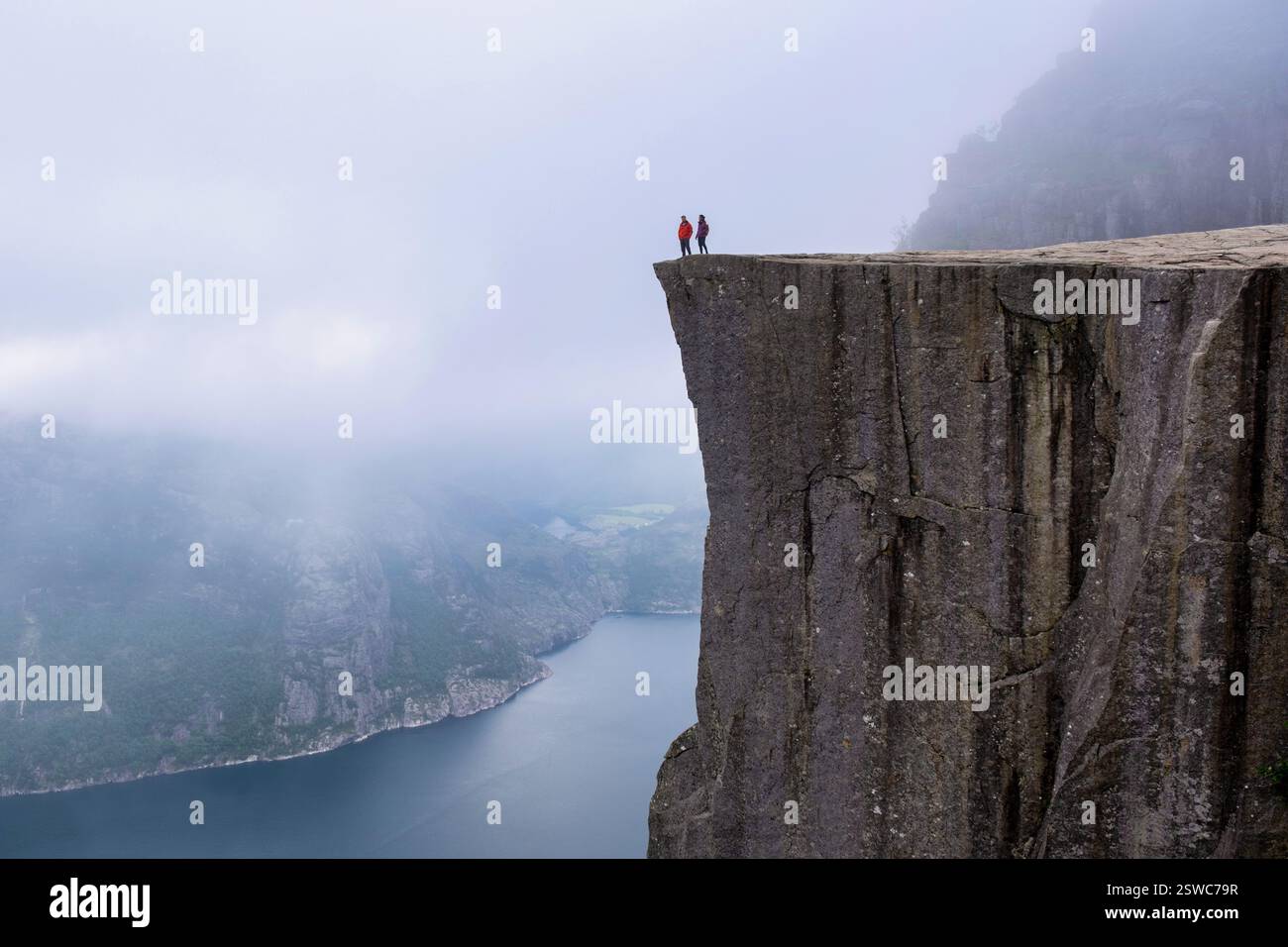 Couple of men women stand on the edge of cliff hi-res stock photography ...