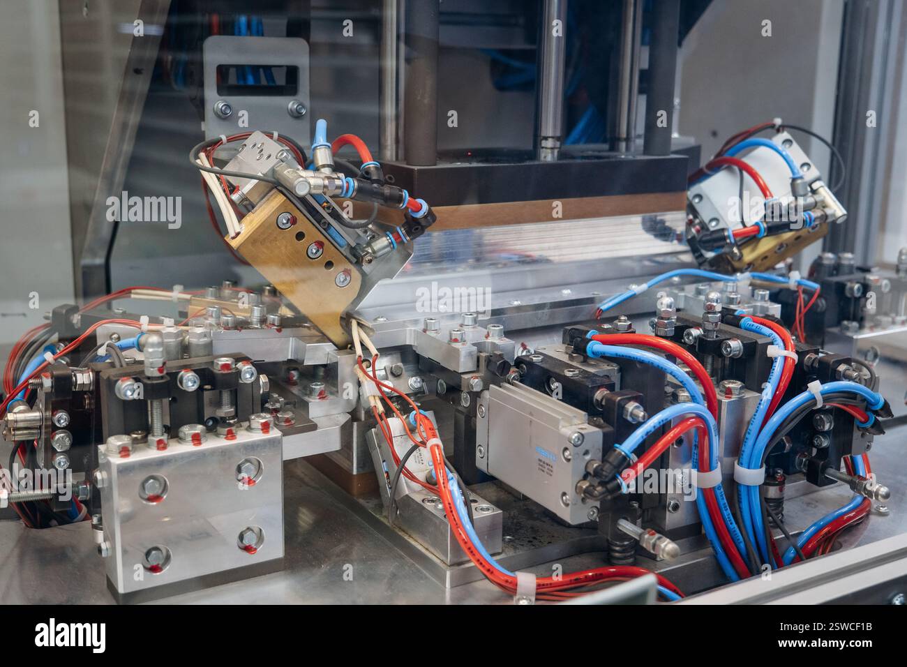 Automated machine component featuring pneumatic and electrical ...