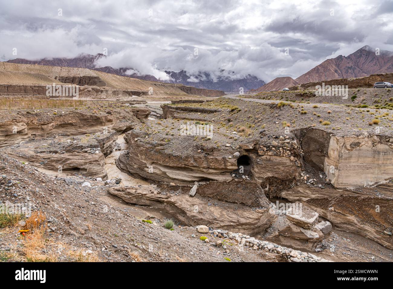 The Kunlun Snow Mountain Range on the Qinghai-Tibet Plateau. In the ...