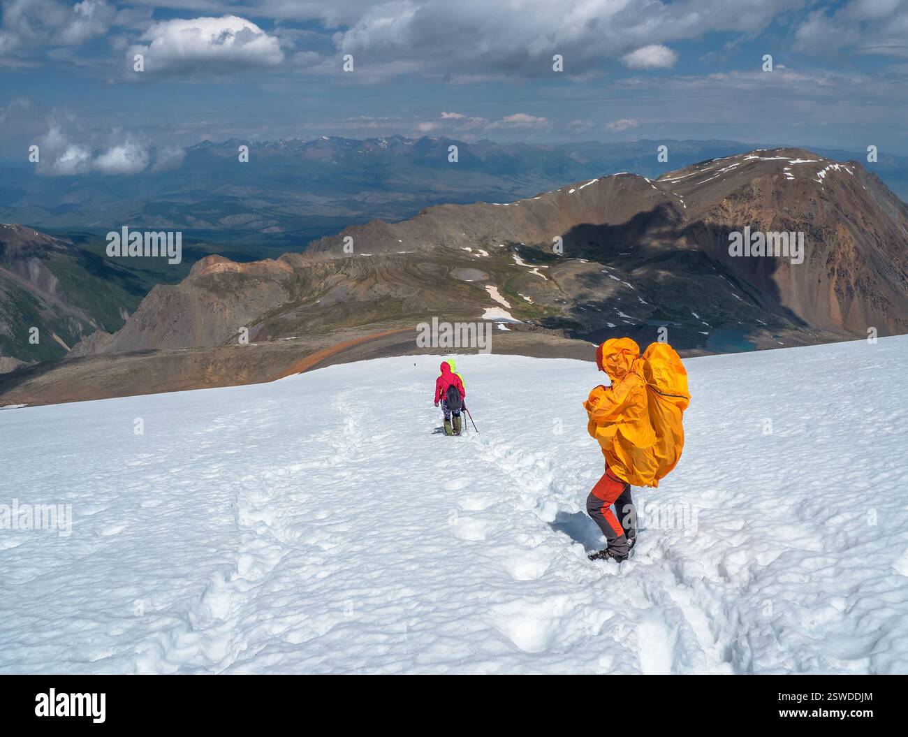 Teamwork of people in difficult conditions travel lifestyle hi-res stock photography and images ...
