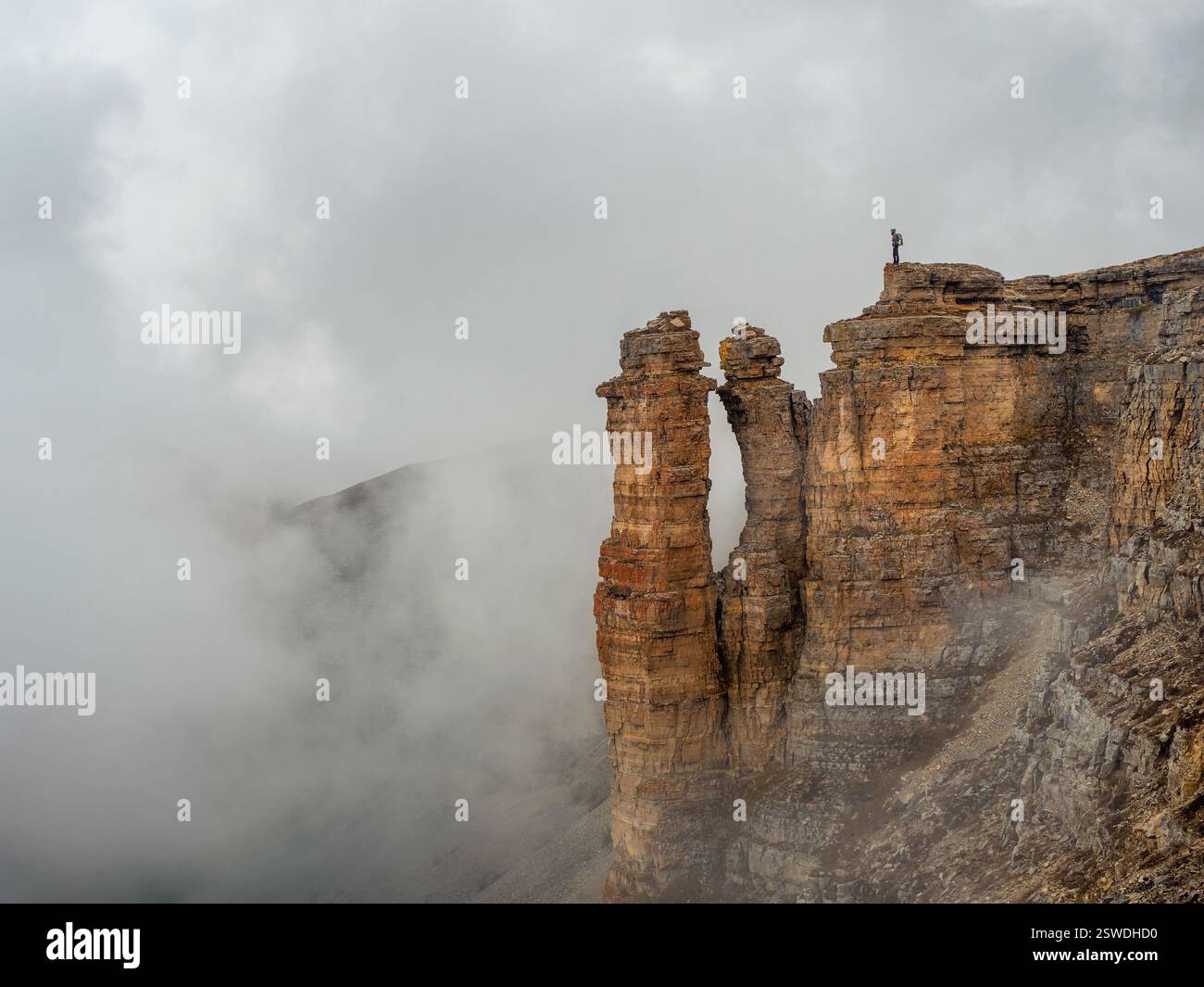 Tourist (man) stands on the cliff edge of Bermamyt plateau on hi Stock ...