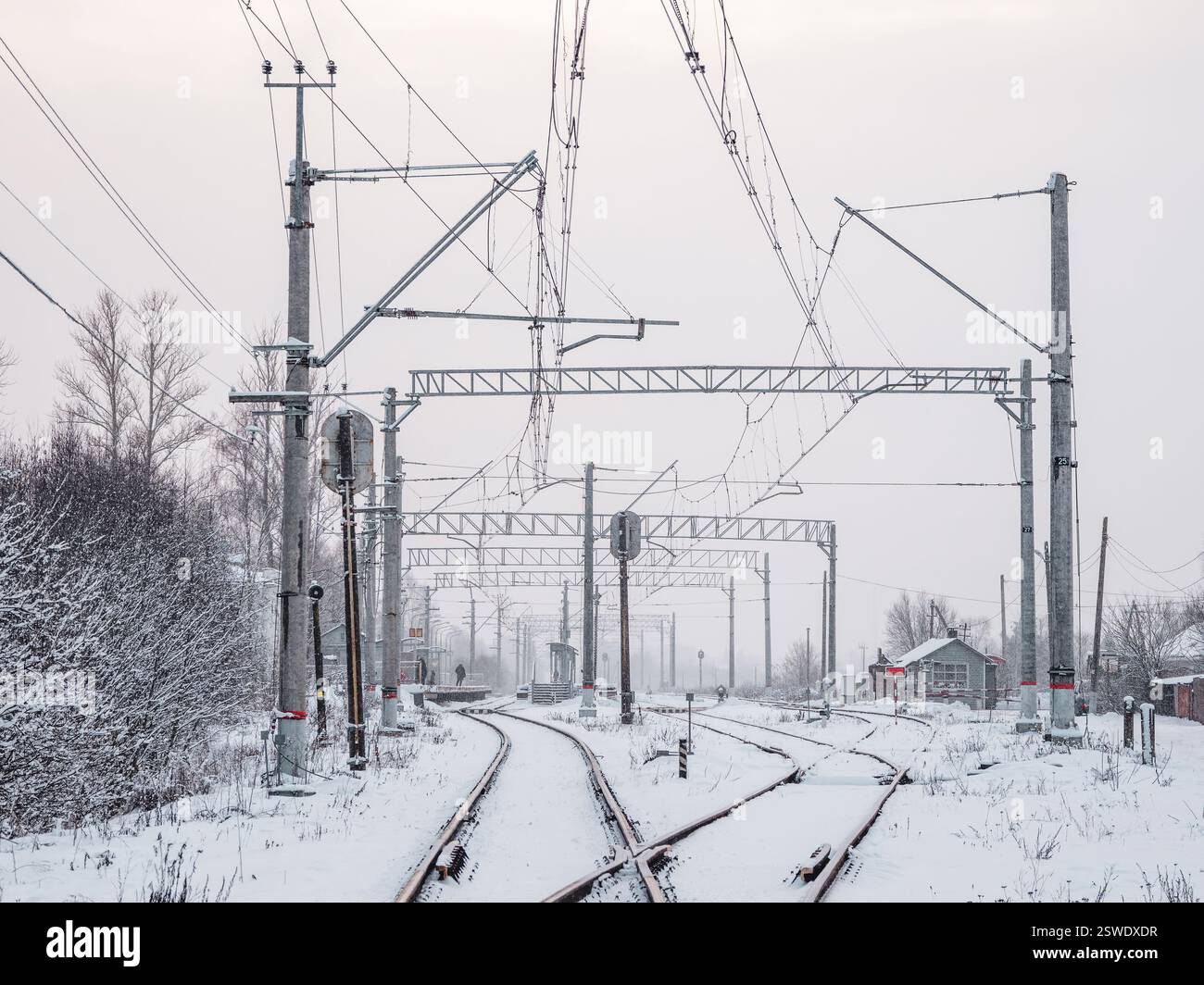 The fork of the railway tracks over the platform Stock Photo - Alamy