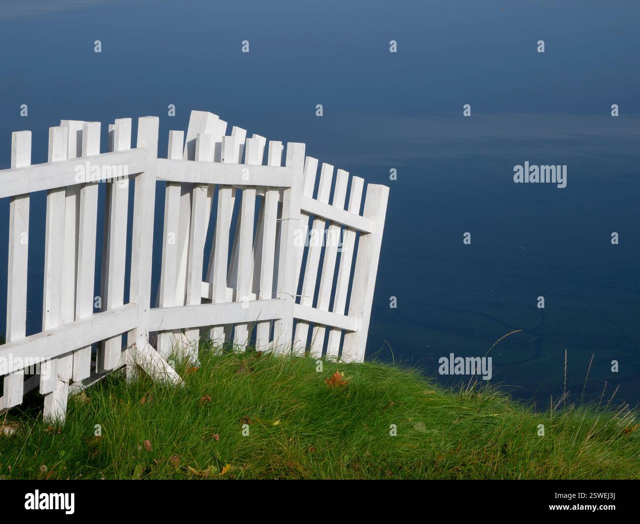 Lawn fence hi-res stock photography and images - Alamy