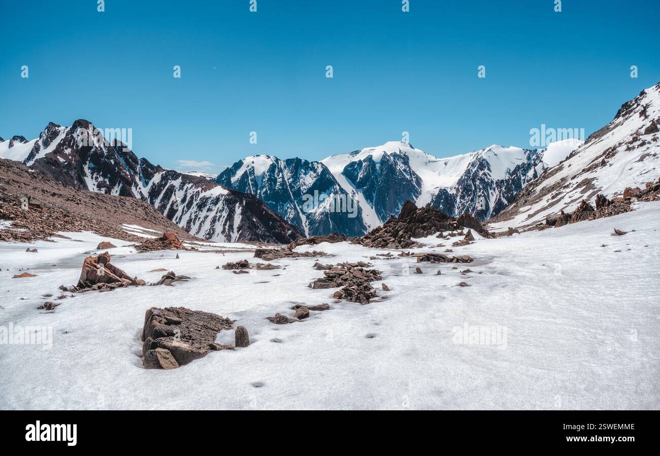 Snowy high-altitude plateau. Panoramic alpine landscape with snow ...