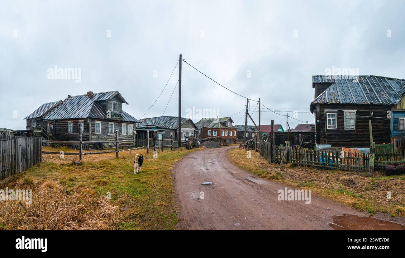 Rural dirt road. A small authentic village on the White sea coast ...