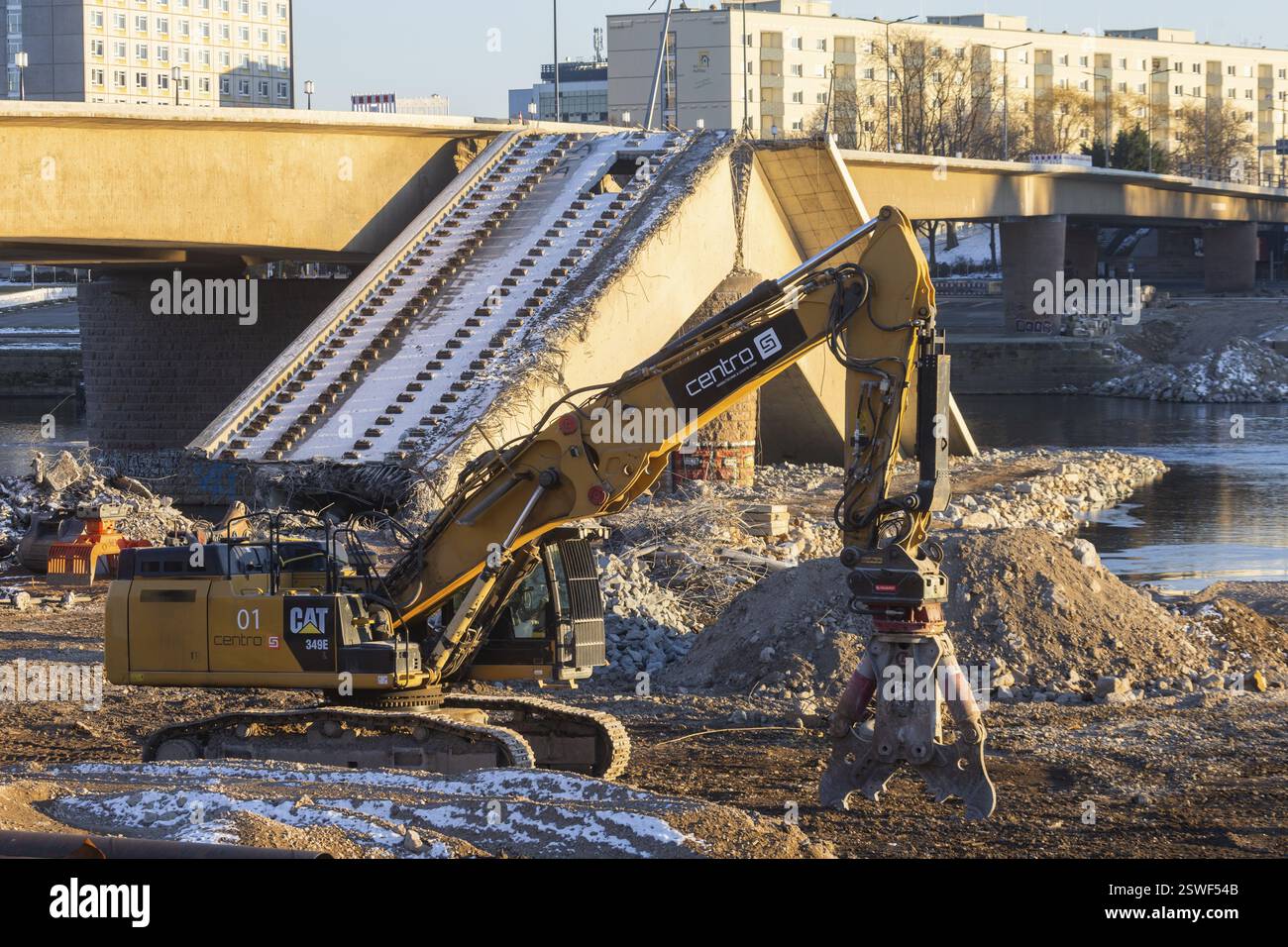 After the partial collapse of the Carola Bridge, a dam was built on the ...