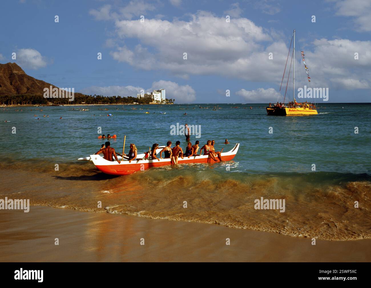 Outrigger boat, tourists, holidaymakers, bathers. Waikiki Beach, Island ...