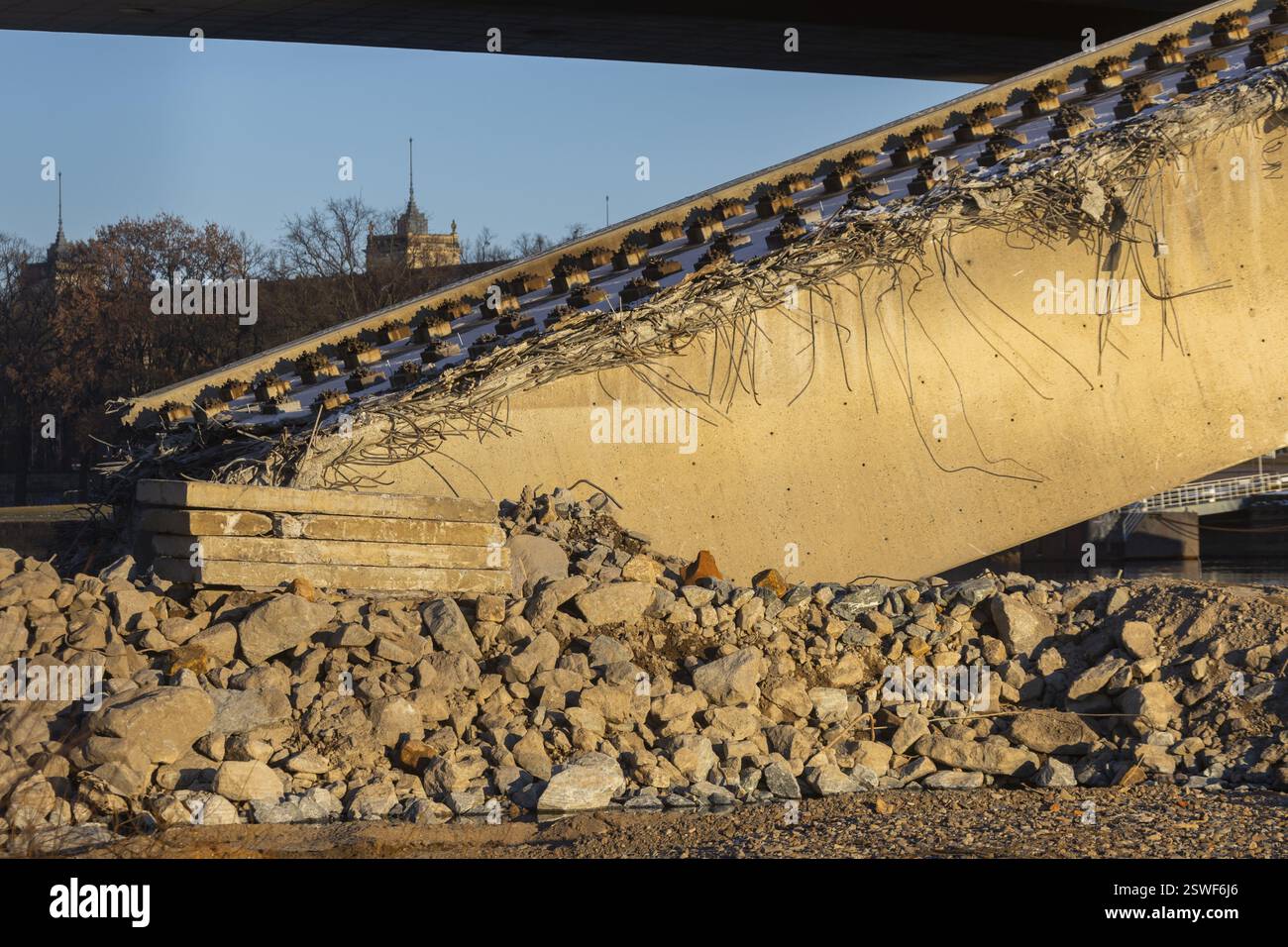After the partial collapse of the Carola Bridge, a dam was built for ...