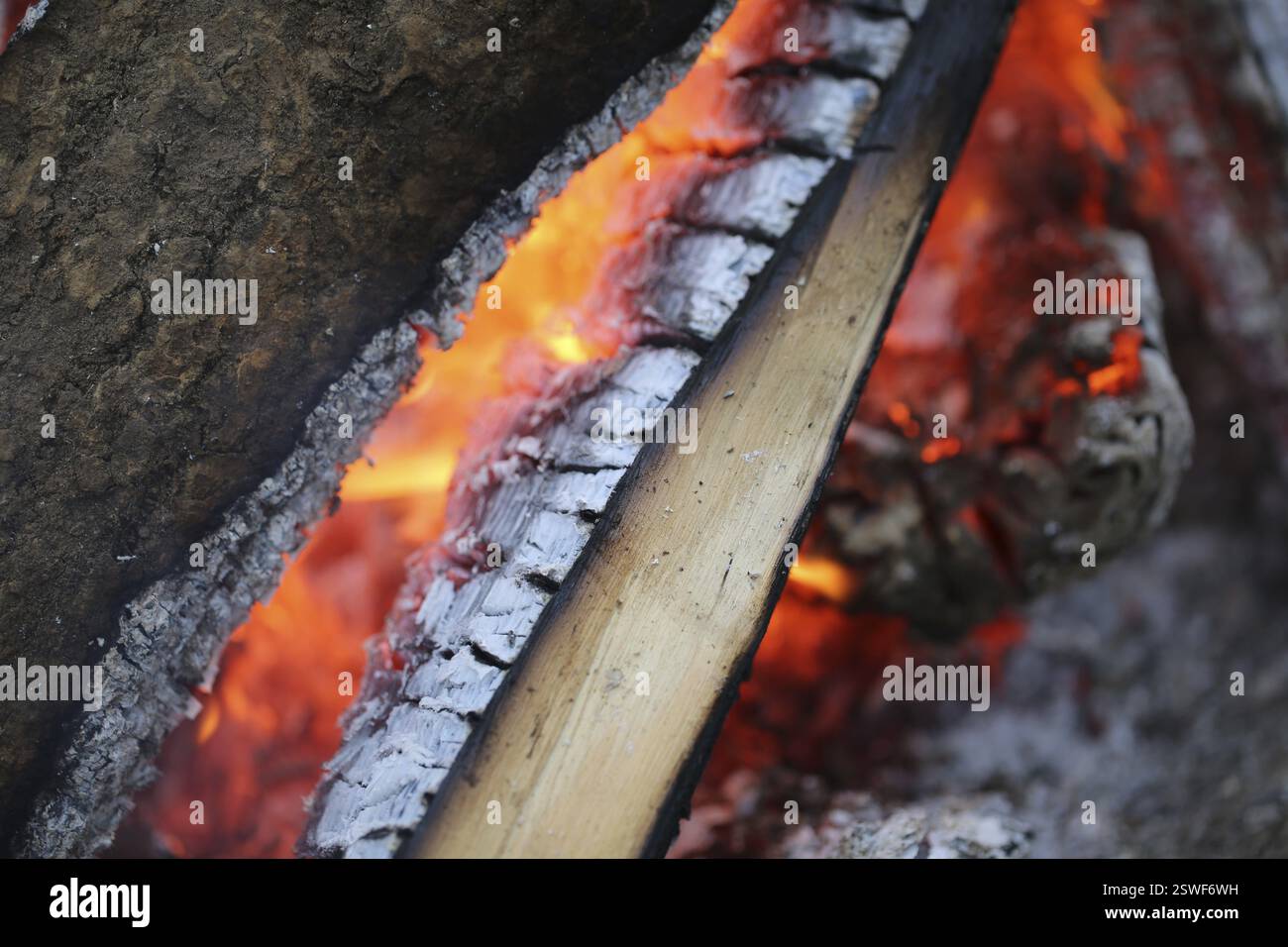 One log fire hi-res stock photography and images - Alamy