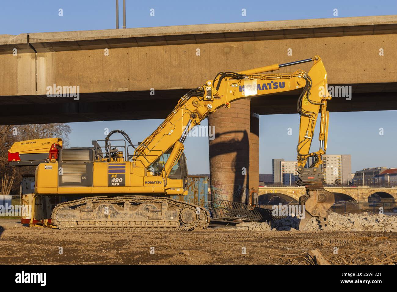 After the partial collapse of the Carola Bridge, a dam was built on the ...