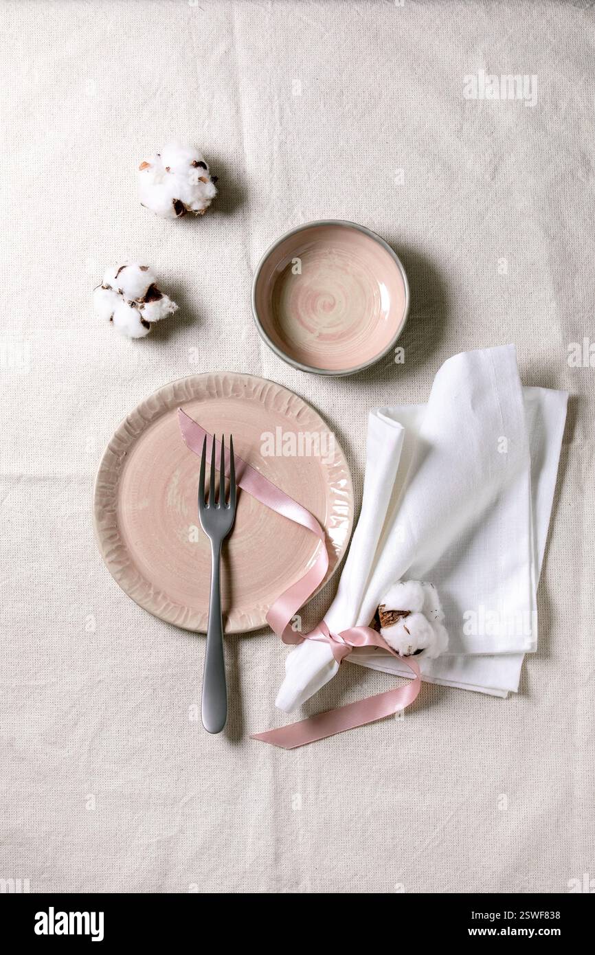 Empty lunch plates hi-res stock photography and images - Alamy