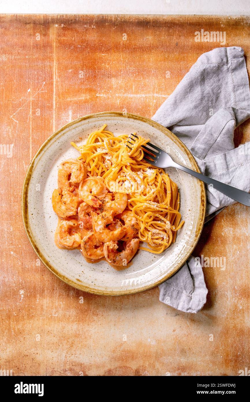 Spaghetti pasta with shrimps prawns in sauce Stock Photo - Alamy