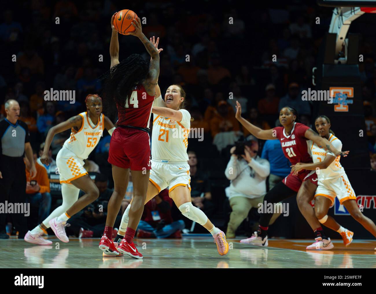February 15, 2025: Tess Darby (21) of the Tennessee Lady Vols defends ...