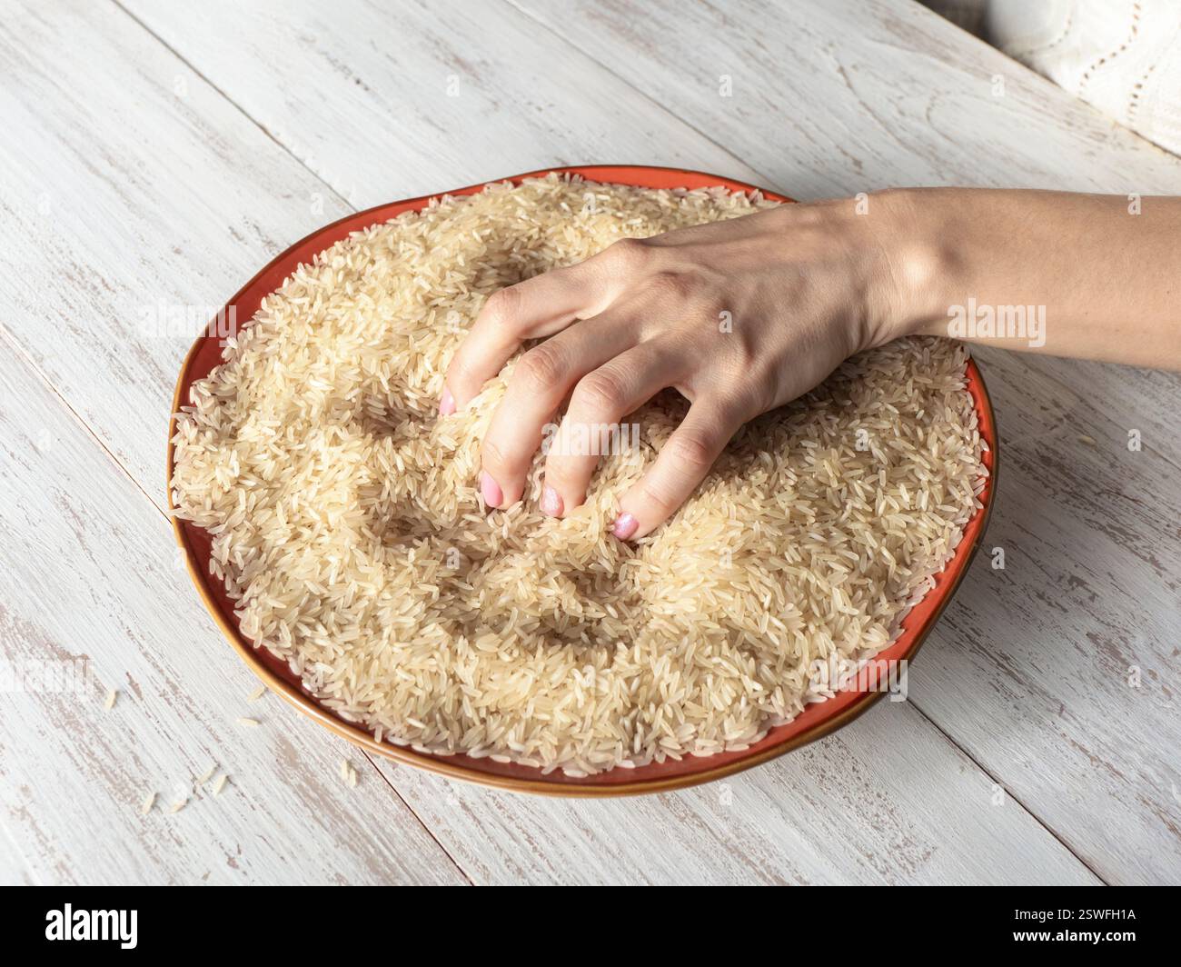 Rice in hand, the basic processing steps rice suitable for eating Stock ...
