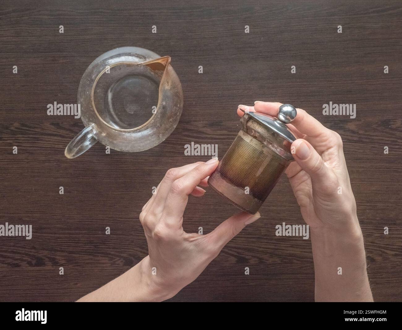 Dirty glass teapot. Tea scale on the teapot. Cleaning the teapot Stock ...