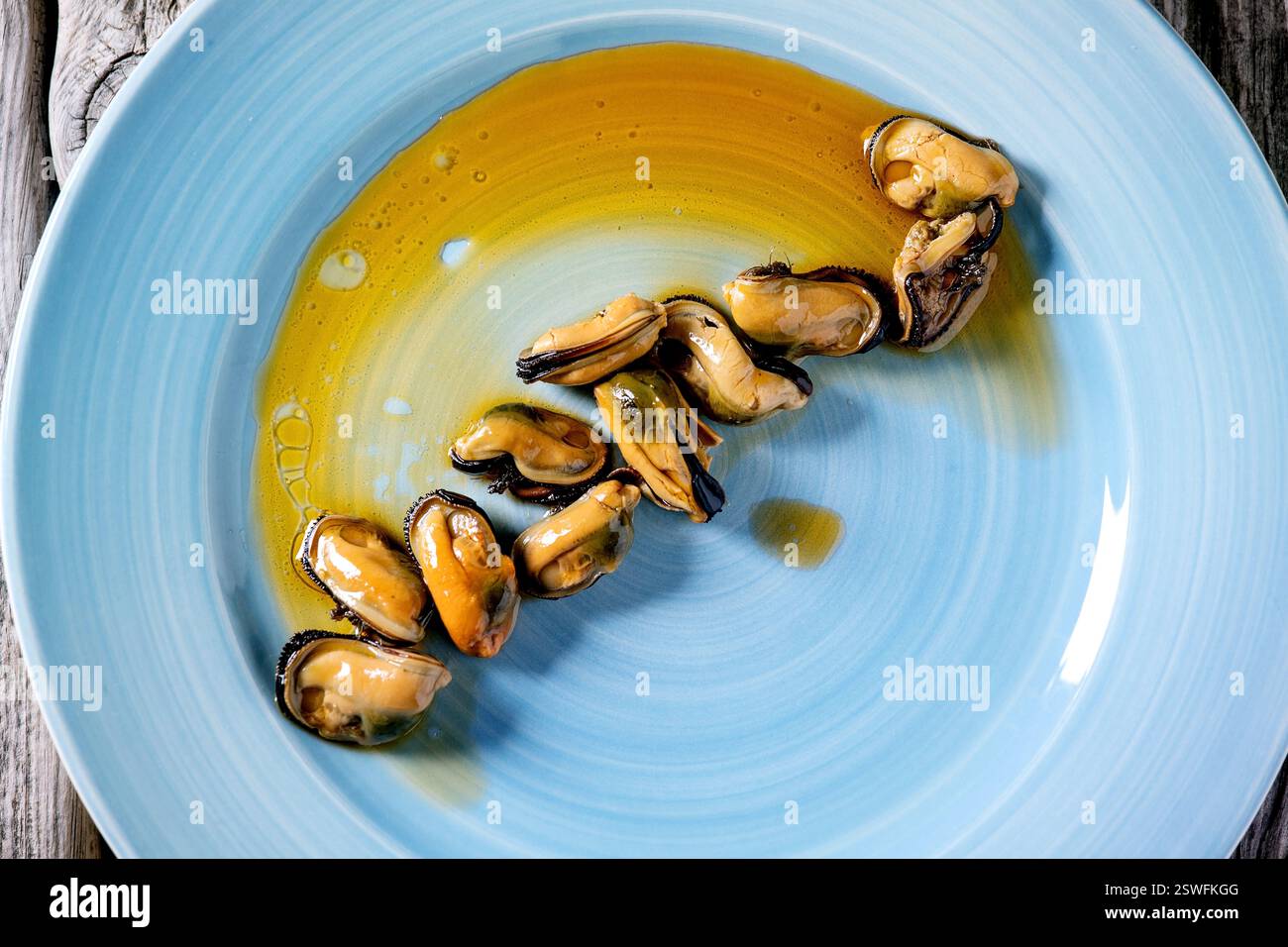 Mussels in oil on hi-res stock photography and images - Alamy