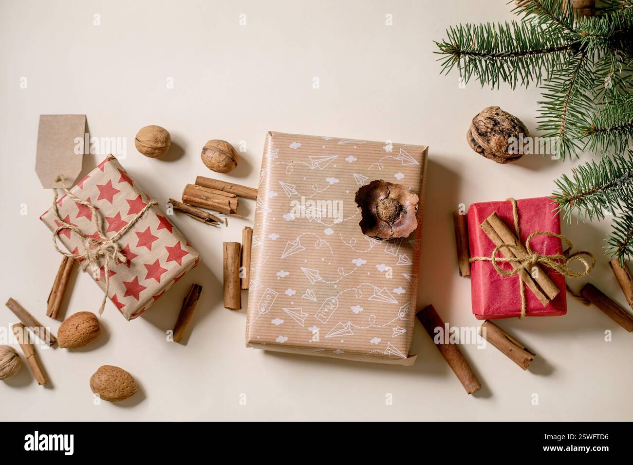 Set craft paper christmas hi-res stock photography and images - Alamy