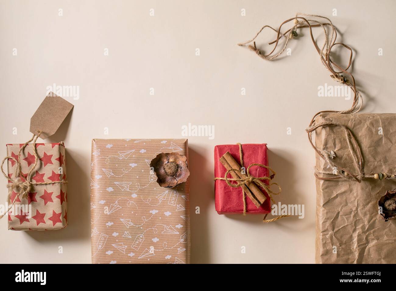 Set craft paper christmas hi-res stock photography and images - Alamy