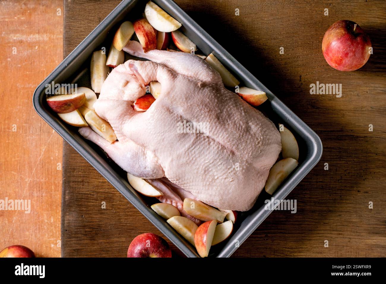 Raw uncooked whole duck in tray with apples Stock Photo - Alamy