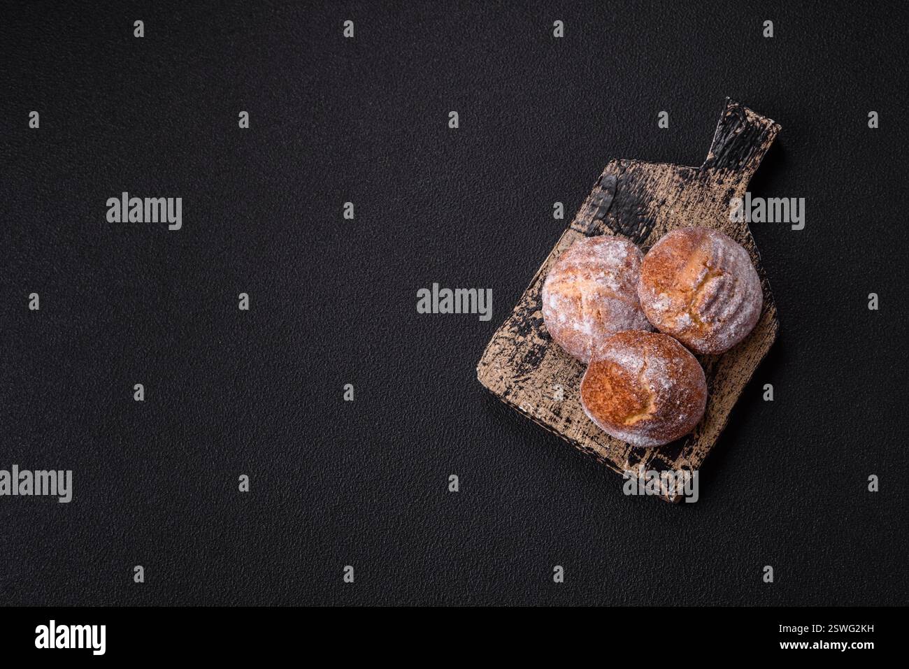 Delicious round freshly baked cinnamon flavored cookies Stock Photo - Alamy