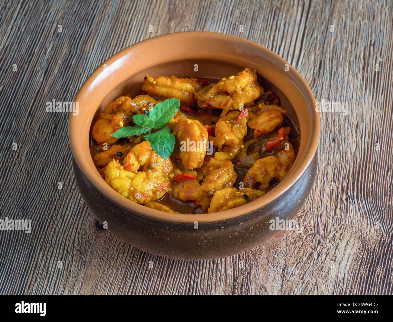 King prawn masala in a clay bowl traditional indian cuisine hi-res stock photography and images ...