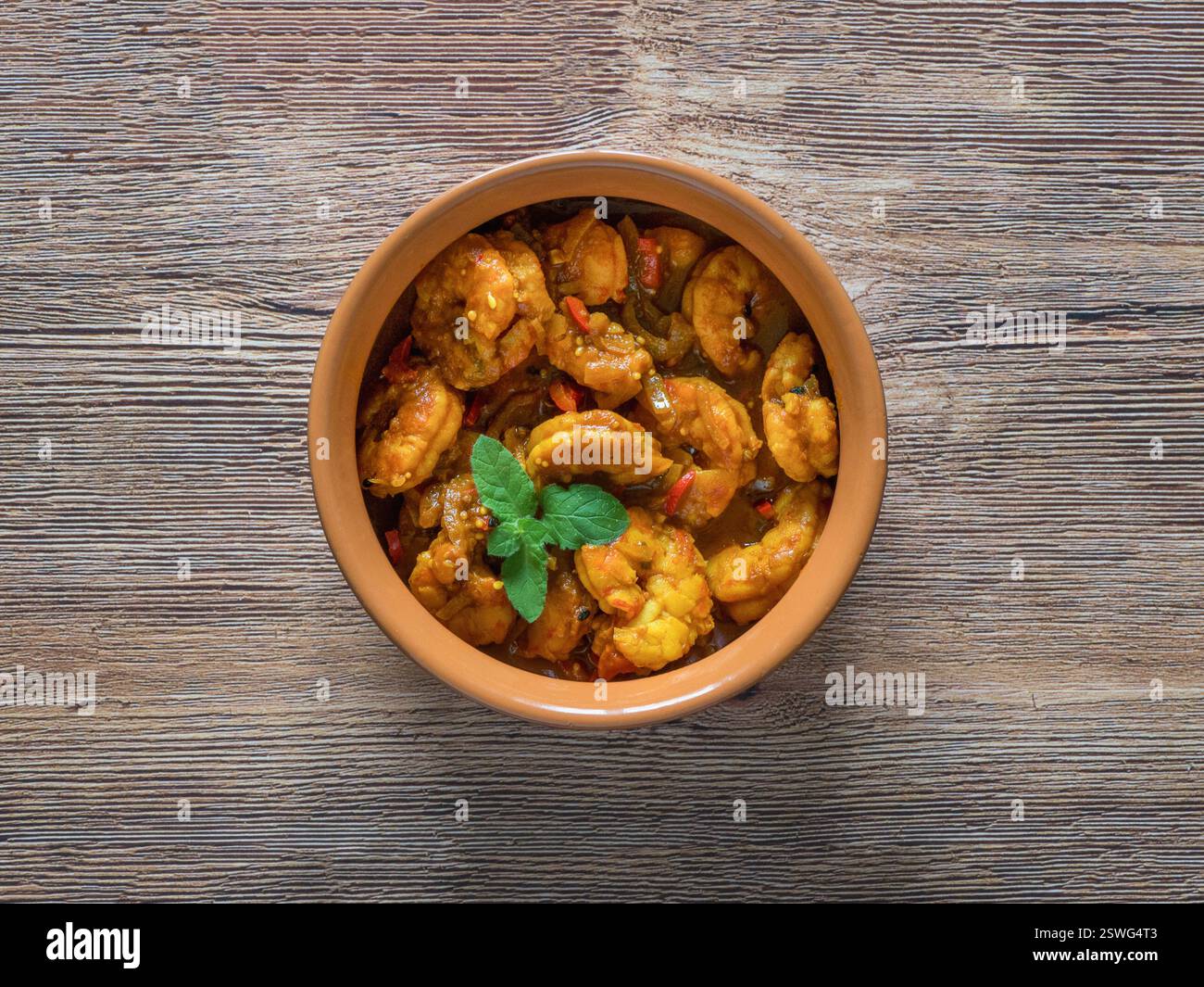 King Prawn Masala in a clay bowl. Traditional Indian cuisine Stock ...