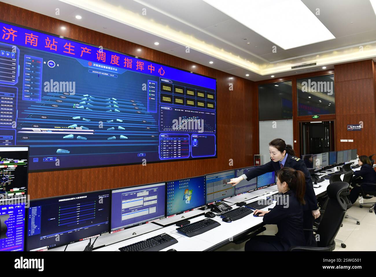 (250221) -- JINAN, Feb. 21, 2025 (Xinhua) -- Shao Lili (R) conducts a ...