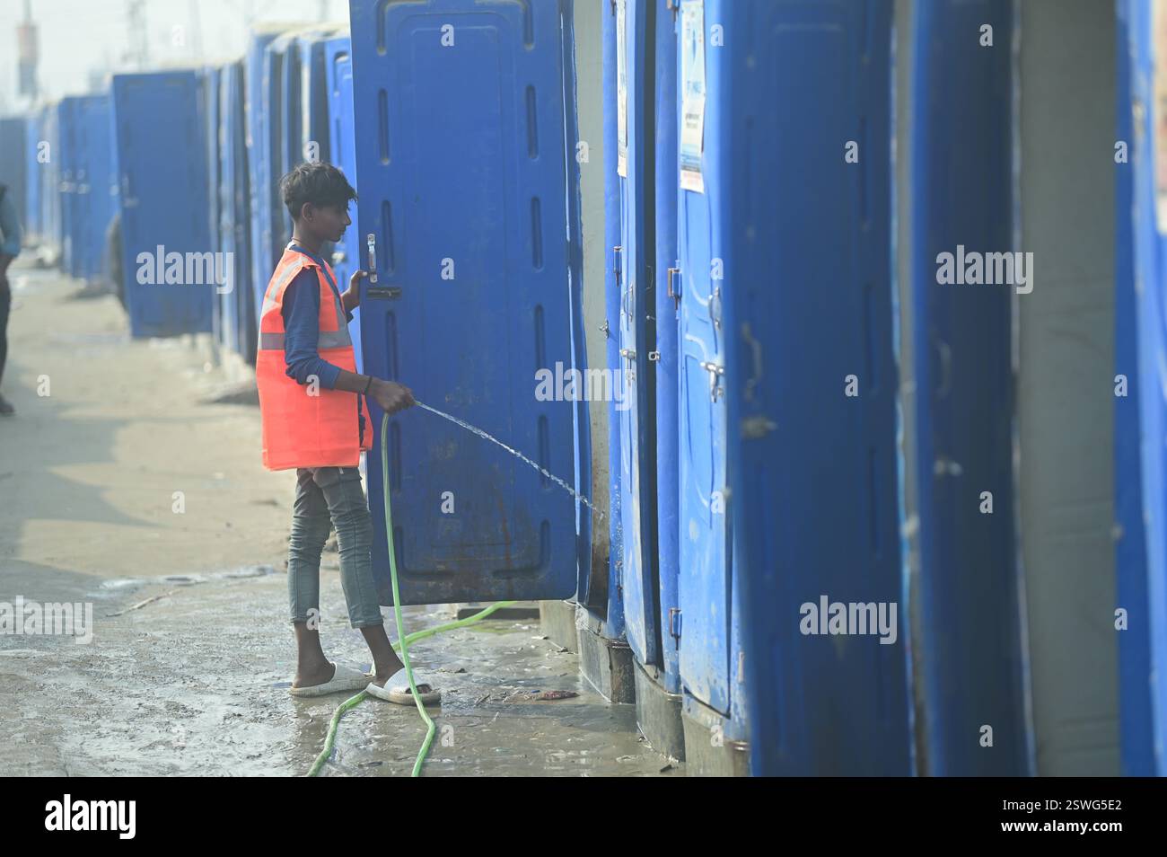 Prayagraj, Uttar Pradesh, India. 21st Feb, 2025. Prayagraj: A workers ...