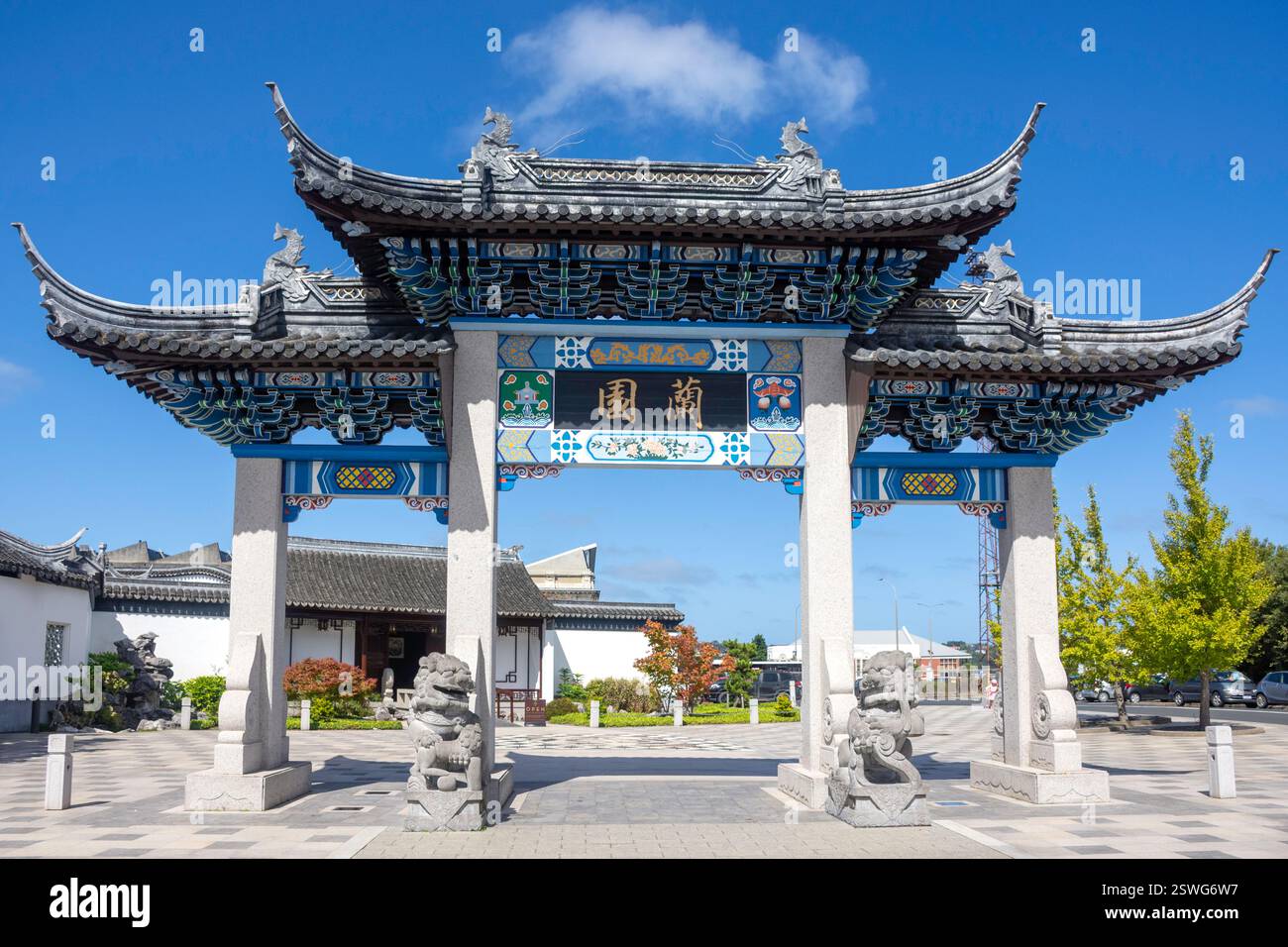 Paifang gateway at entrance to Dunedin Chinese Garden (Lan Yuan ...