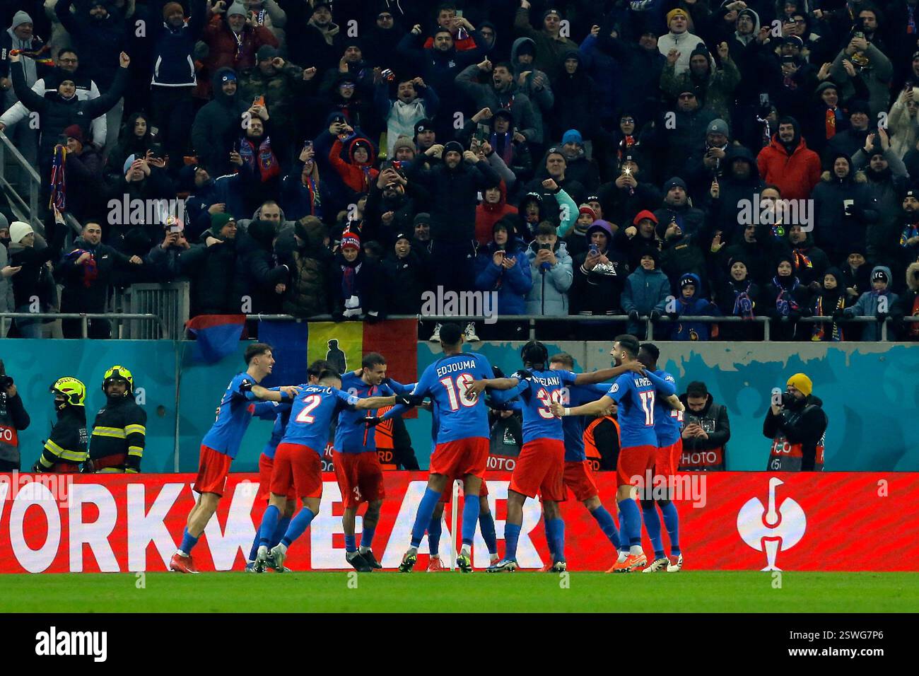 (250221) -- BUCHAREST, Feb. 21, 2025 (Xinhua) -- Players of FCSB ...