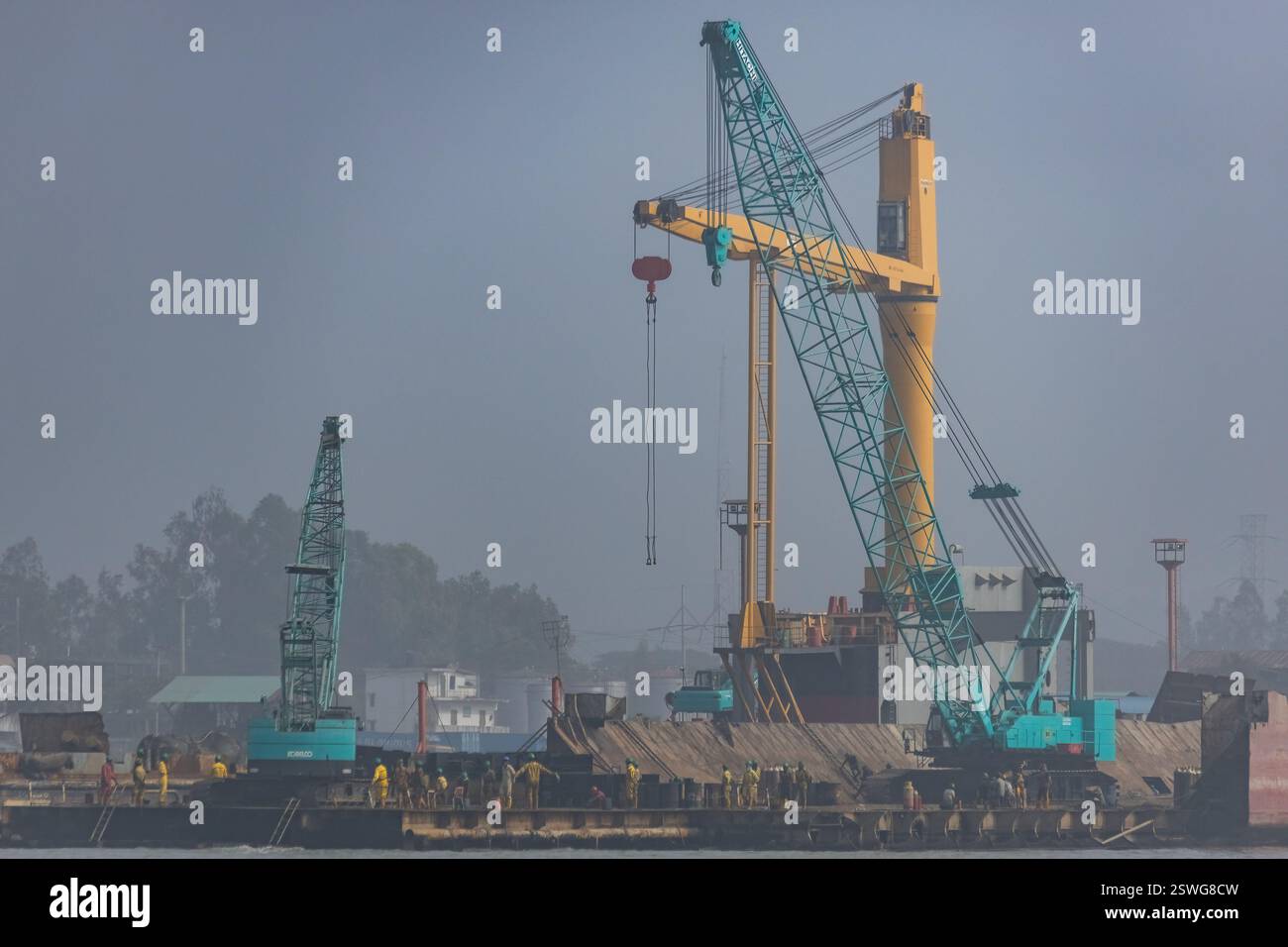 Ship breaking yard in Bangladesh Chittagong Stock Photo - Alamy