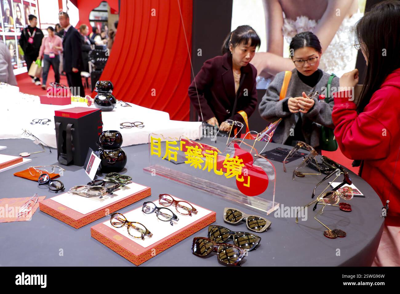 The 23rd China (Shanghai) International Optics Fair is held in Shanghai ...