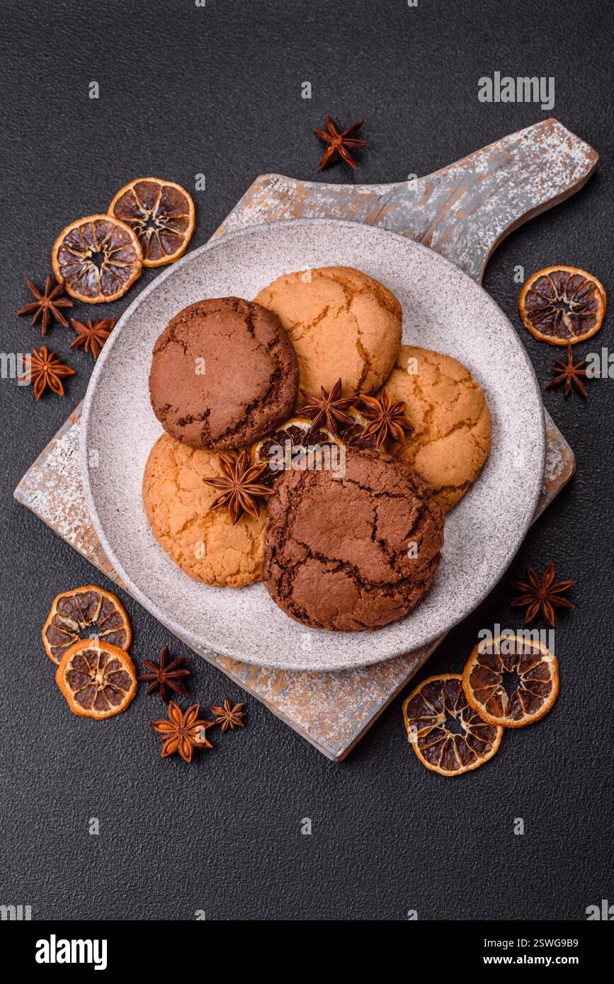 Sweet round crispy chocolate chip cookies Stock Photo - Alamy