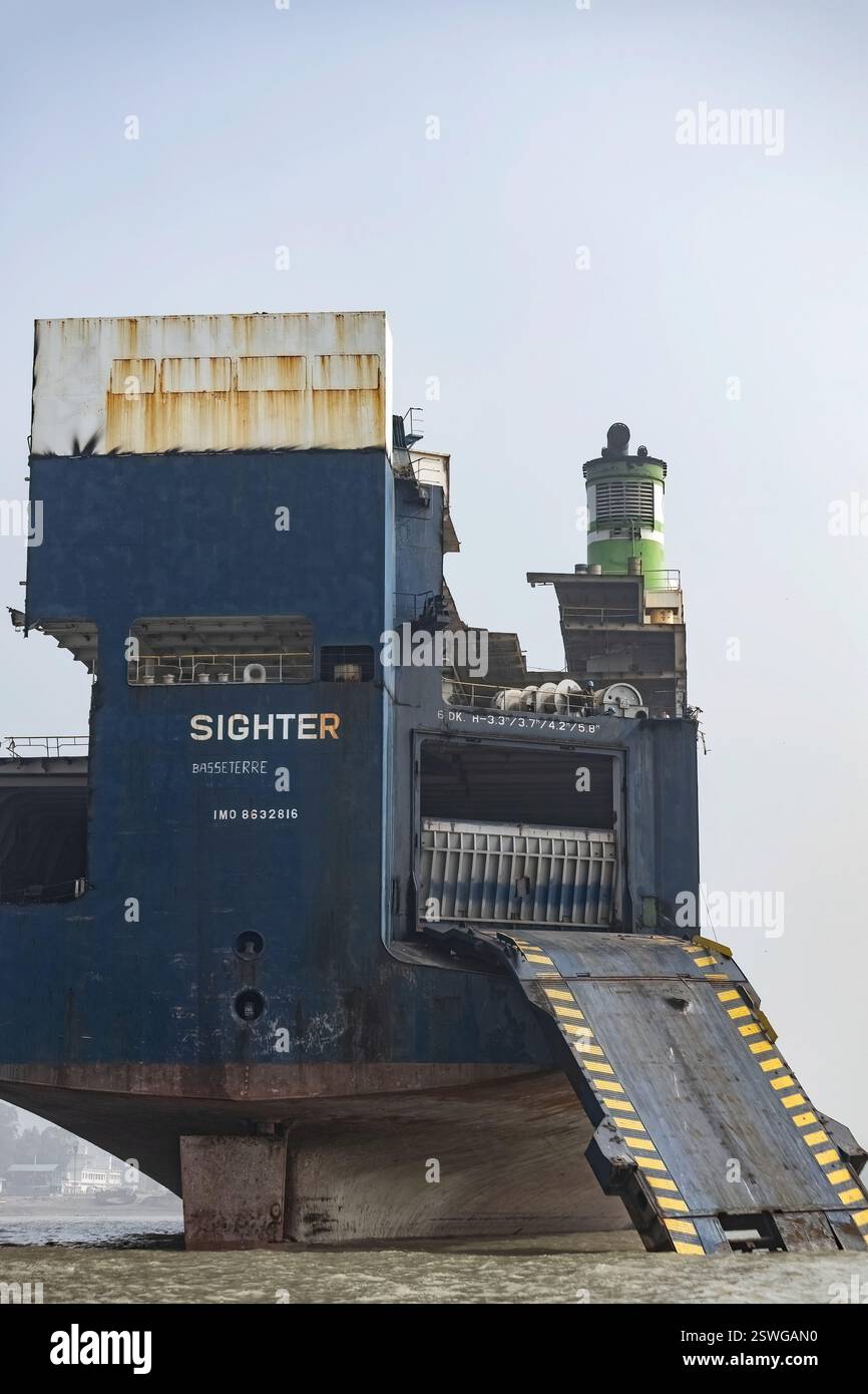 Ship breaking yard in Bangladesh Chittagong Stock Photo - Alamy