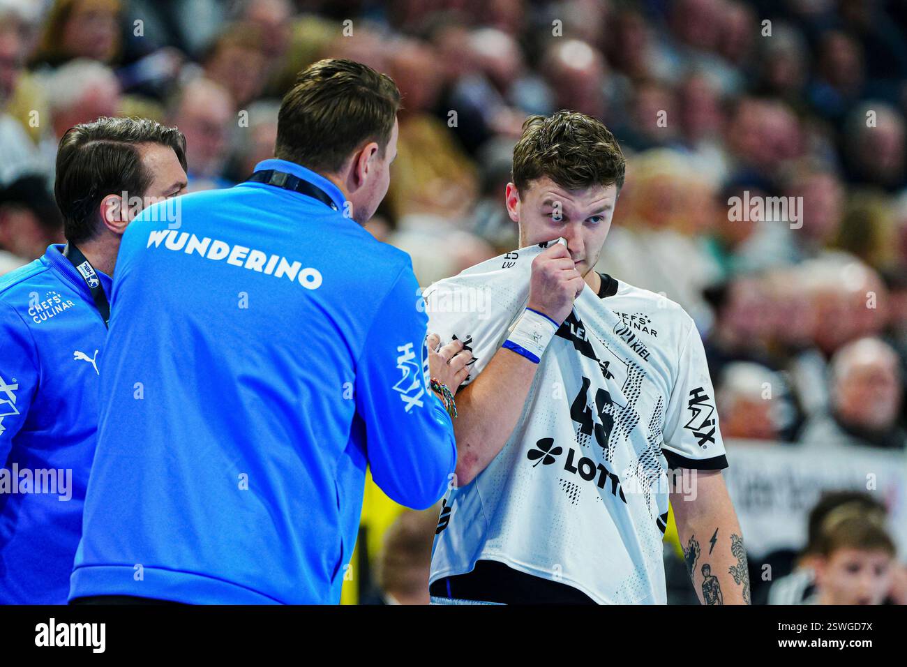 Kiel, Deutschland. 20th Feb, 2025. Filip Jicha (THW Kiel, Trainer) und ...