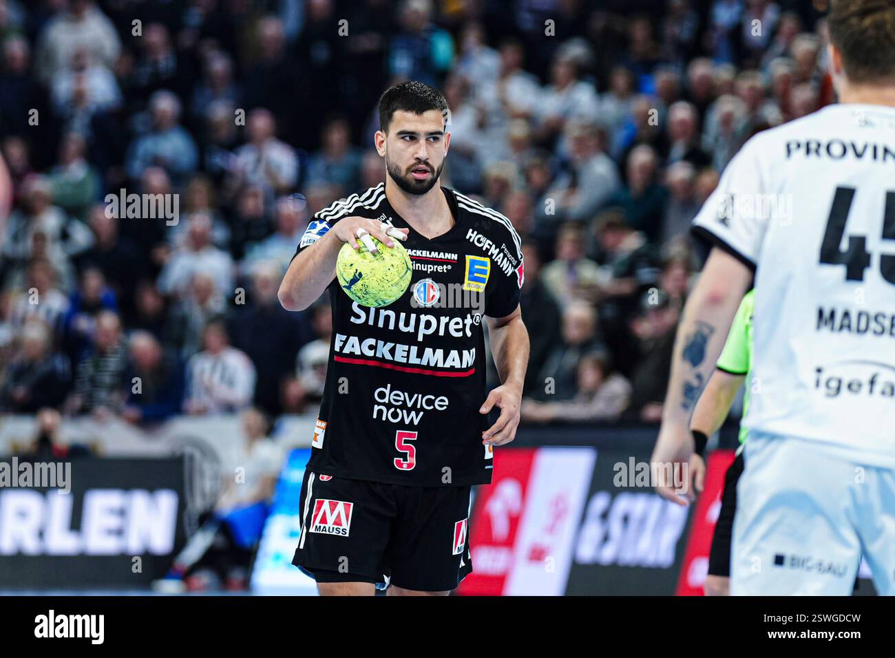 Kiel, Deutschland. 20th Feb, 2025. Milos Kos (HC Erlangen, #05) GER ...