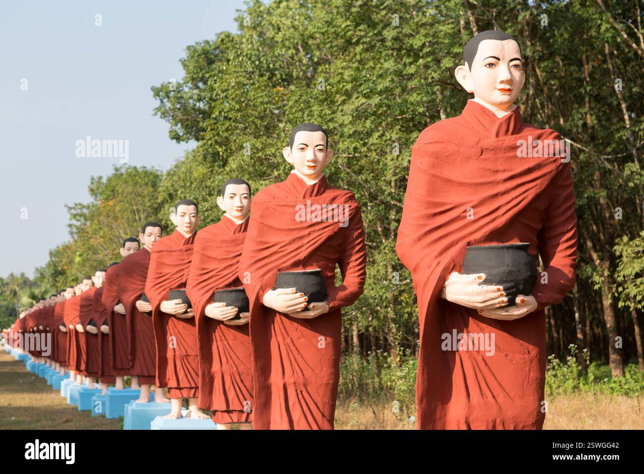 Myanmar, Mawlamyine, line of satues on the road towards the Win Sein ...