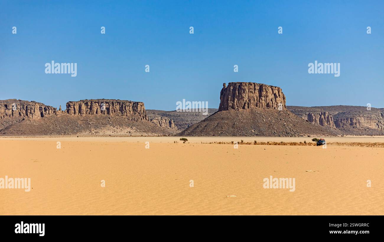 The mountain Landscape of the Sahara Desert in Algeria Stock Photo - Alamy
