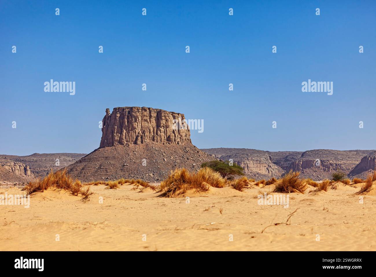 The mountain Landscape of the Sahara Desert in Algeria Stock Photo - Alamy